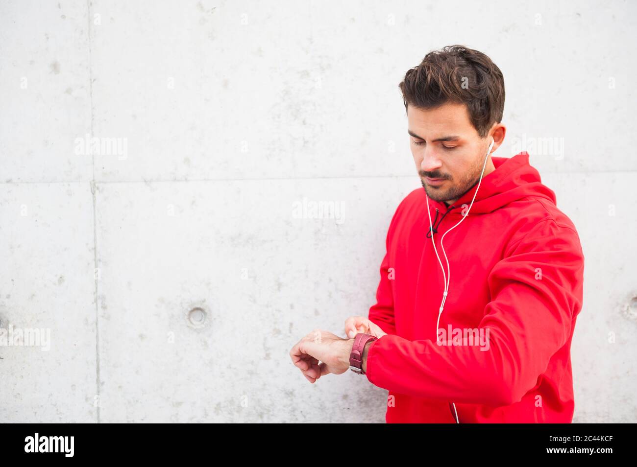 Sporty young man checking his smartwatch Stock Photo - Alamy