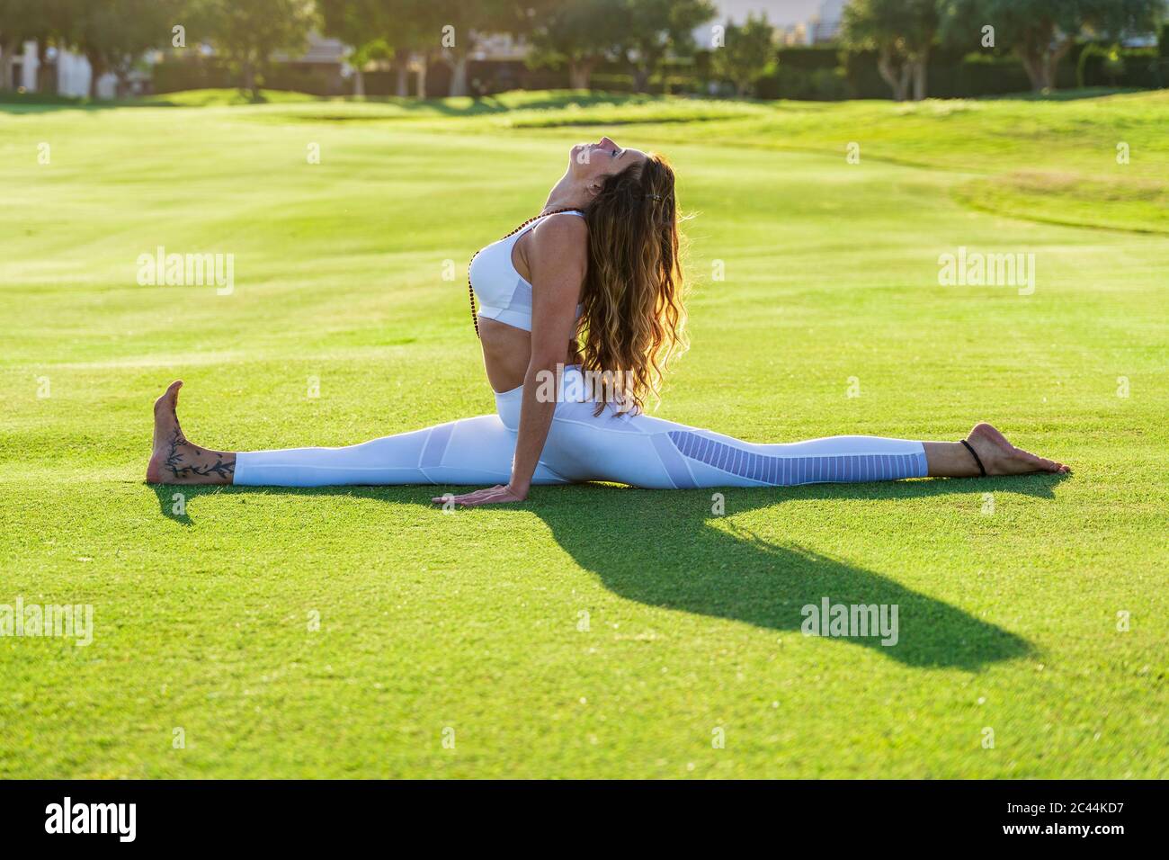 Woman doing the splits hi-res stock photography and images - Alamy