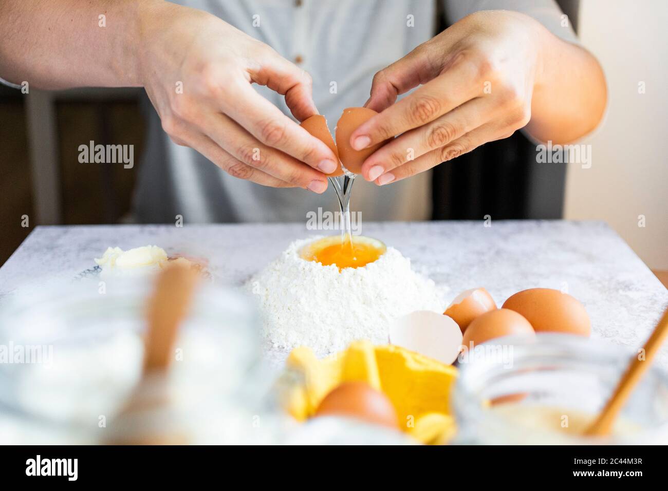 Breaking egg hi-res stock photography and images - Alamy