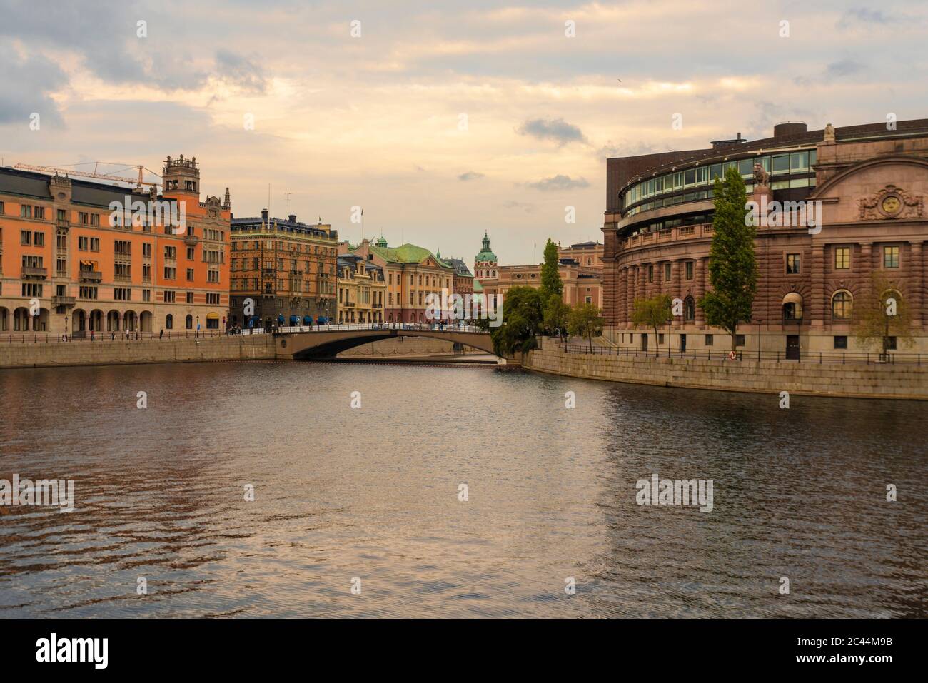 Sweden, Sodermanland, Stockholm, Arch bridge in front of Riksdag Stock ...