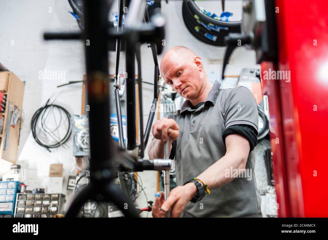 Bicycle mechanic hi-res stock photography and images - Alamy Bicycle mechanic hi-res stock photography and images - Alamy