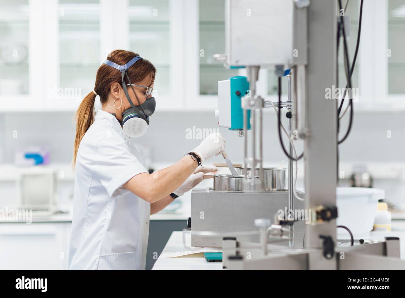 Using lab equipment hi-res stock photography and images - Alamy