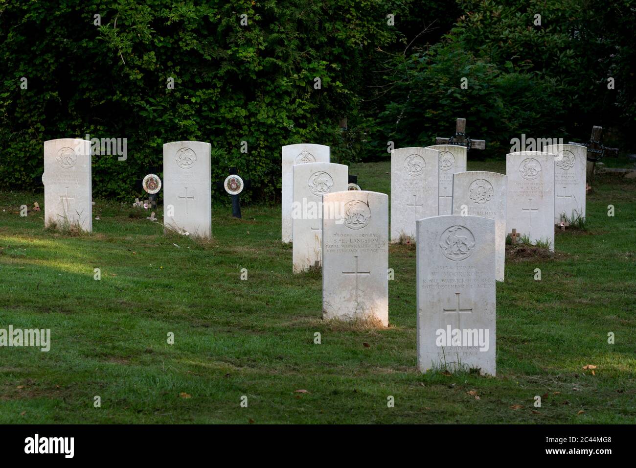 War graves in St. Michael`s churchyard, Budbrooke, Warwickshire ...