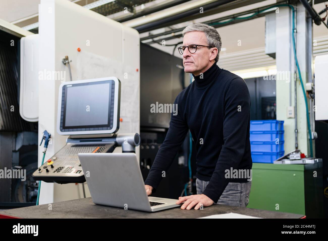 Line in computer laptop factory hi-res stock photography and images - Alamy