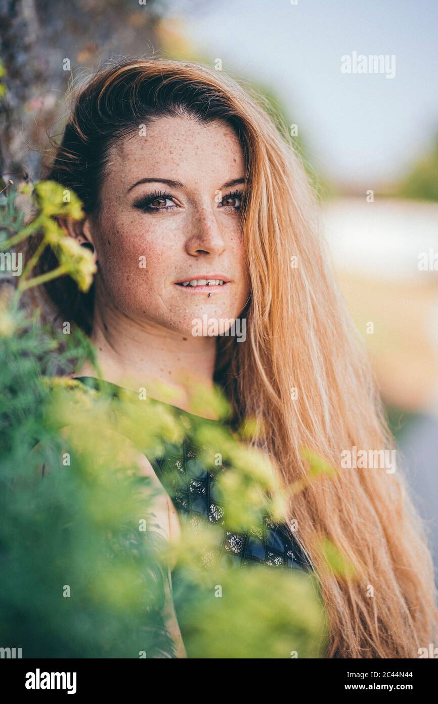 Face standing hi-res stock photography and images - Alamy