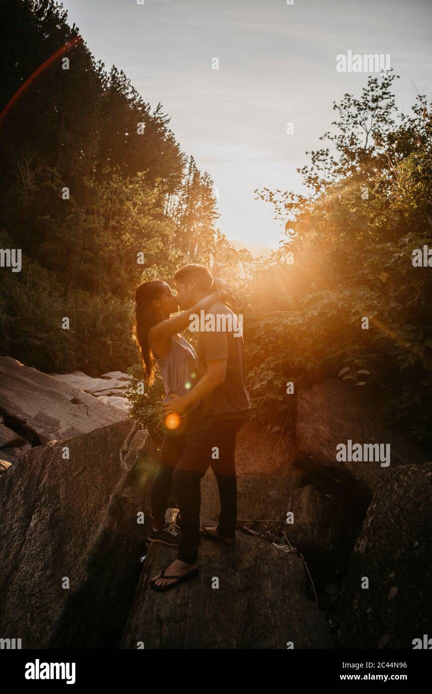 Couple kissing hi-res stock photography and images - Alamy