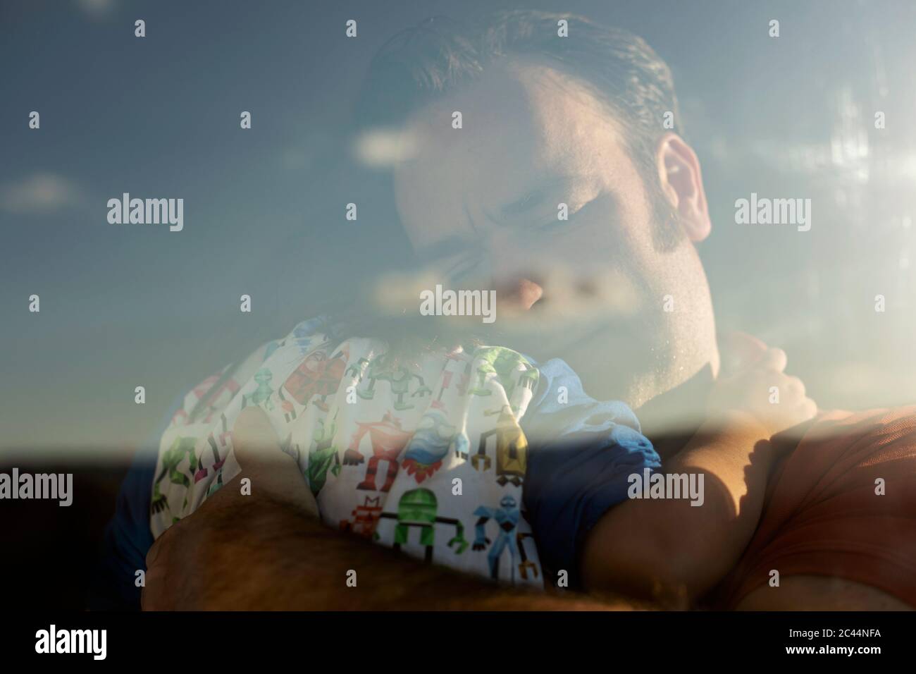 Portrait og man with eyes closed hugging his little daughter at home ...