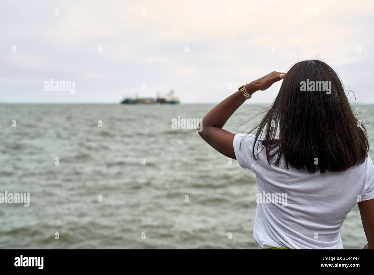 Back view young women africa hi-res stock photography and images - Alamy