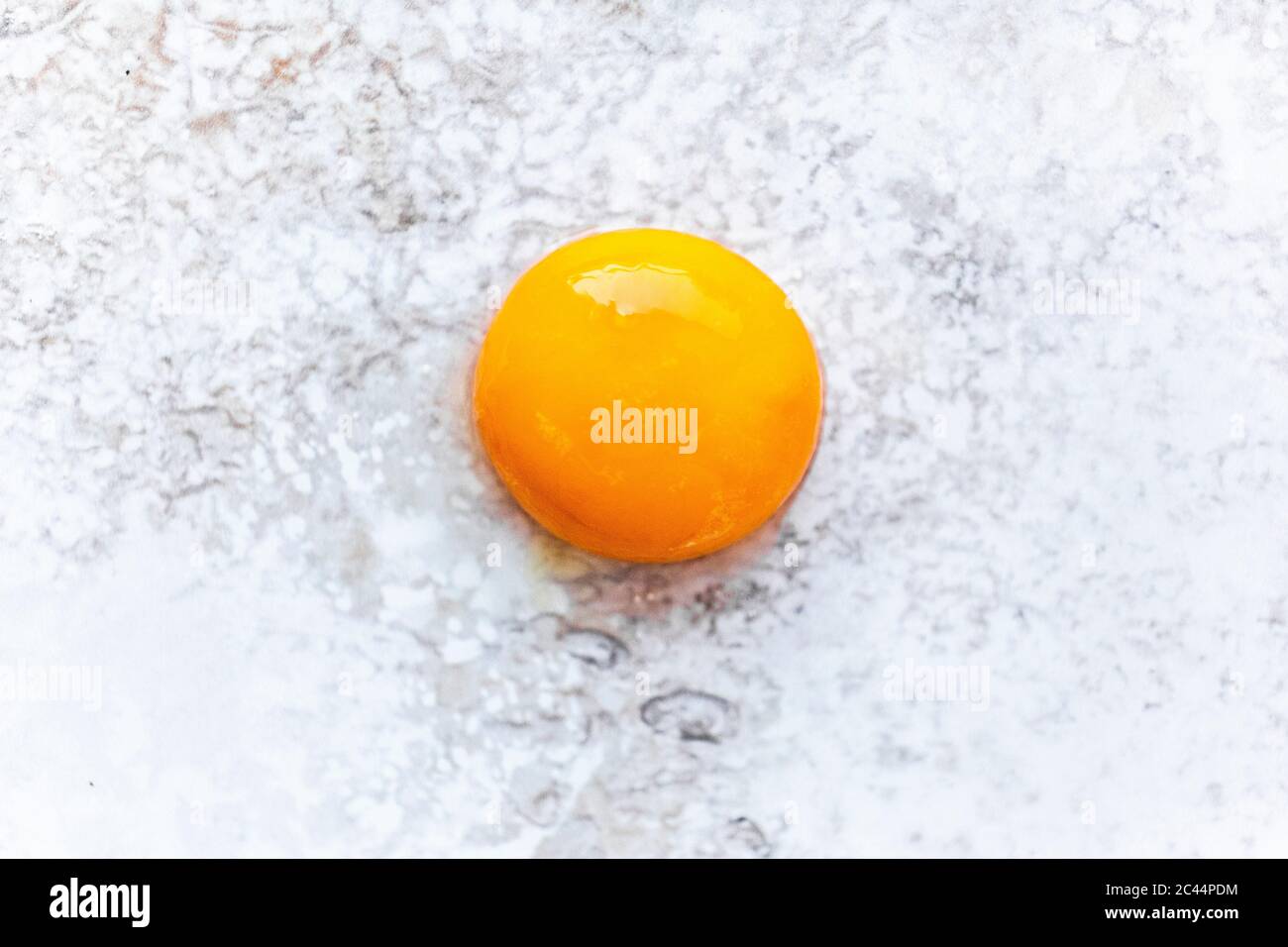 Close-up of single egg yolk Stock Photo - Alamy