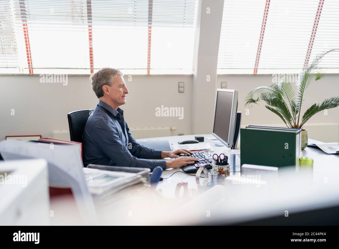 Office desk side view hi-res stock photography and images - Alamy