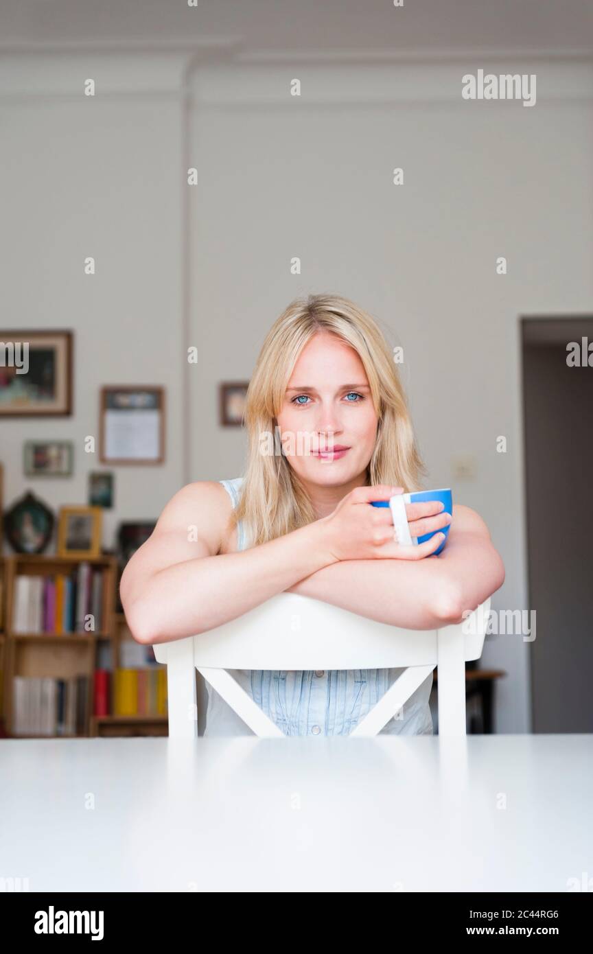 Back view portrait woman hi-res stock photography and images - Alamy