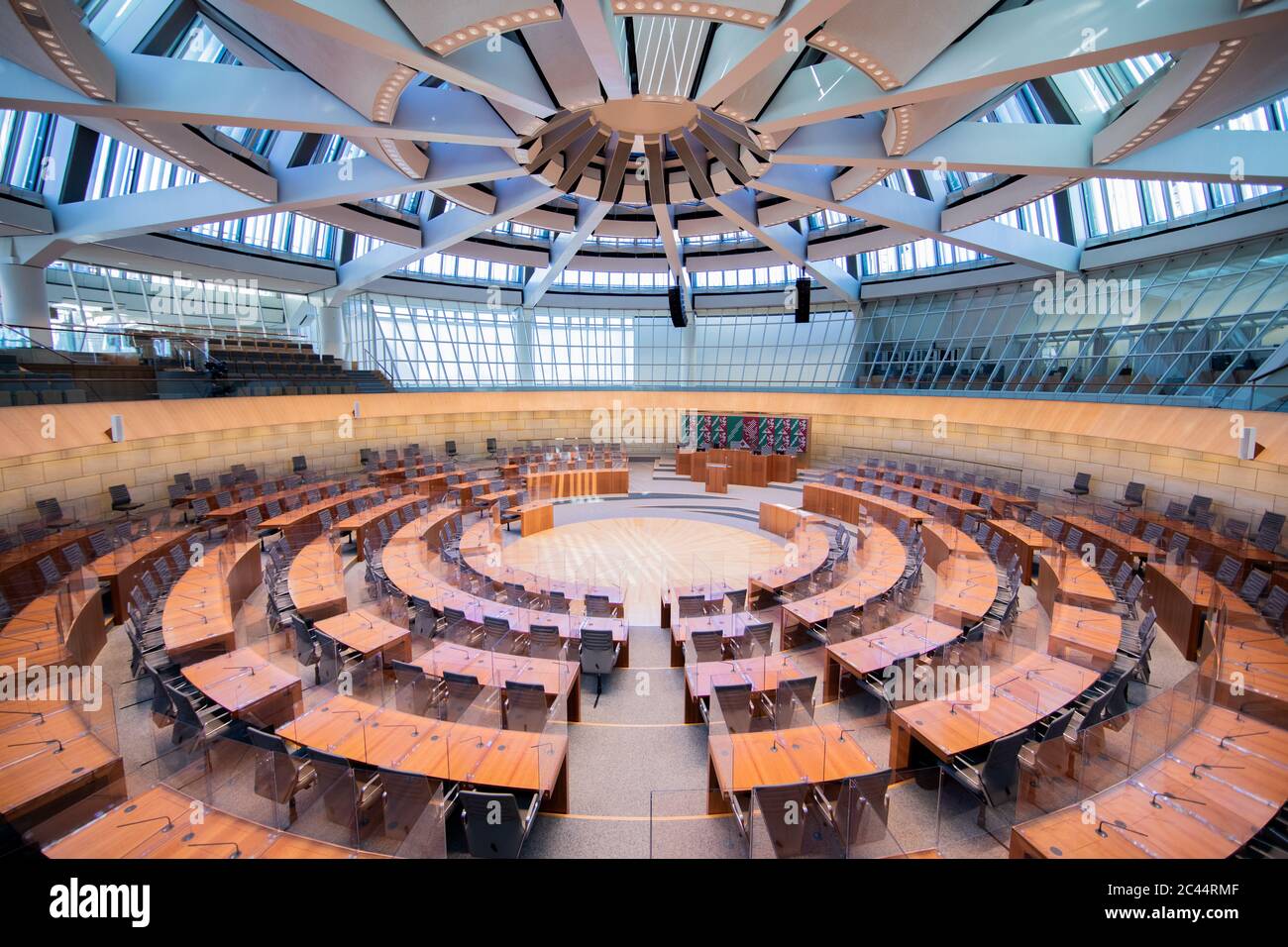 Plexiglass partition hi-res stock photography and images - Alamy