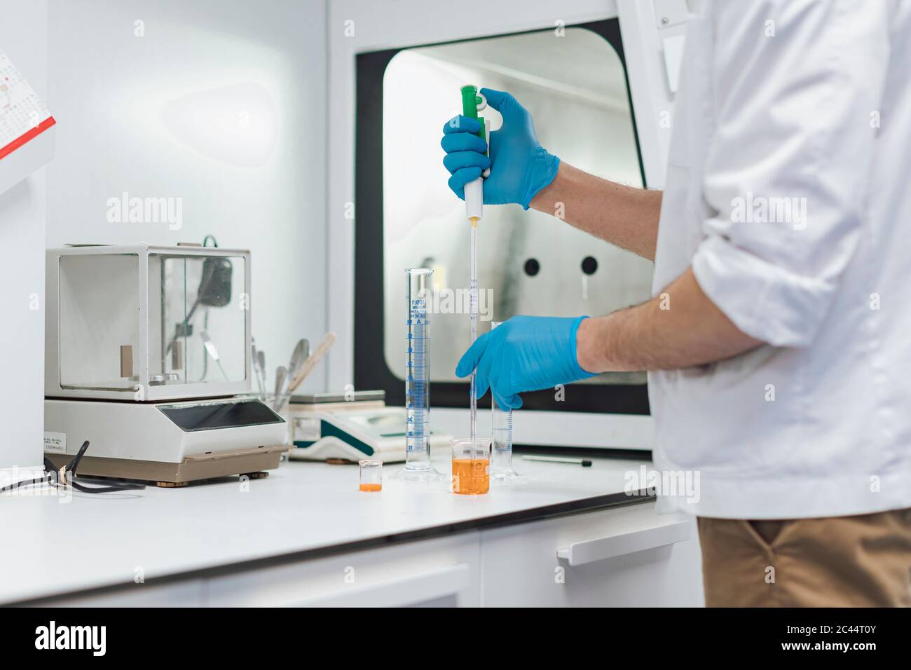 Pipette laboratory hi-res stock photography and images - Alamy