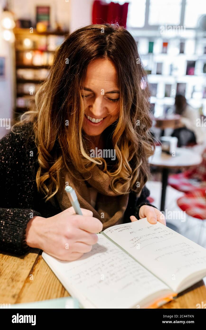 Woman hand writing down hi-res stock photography and images - Alamy