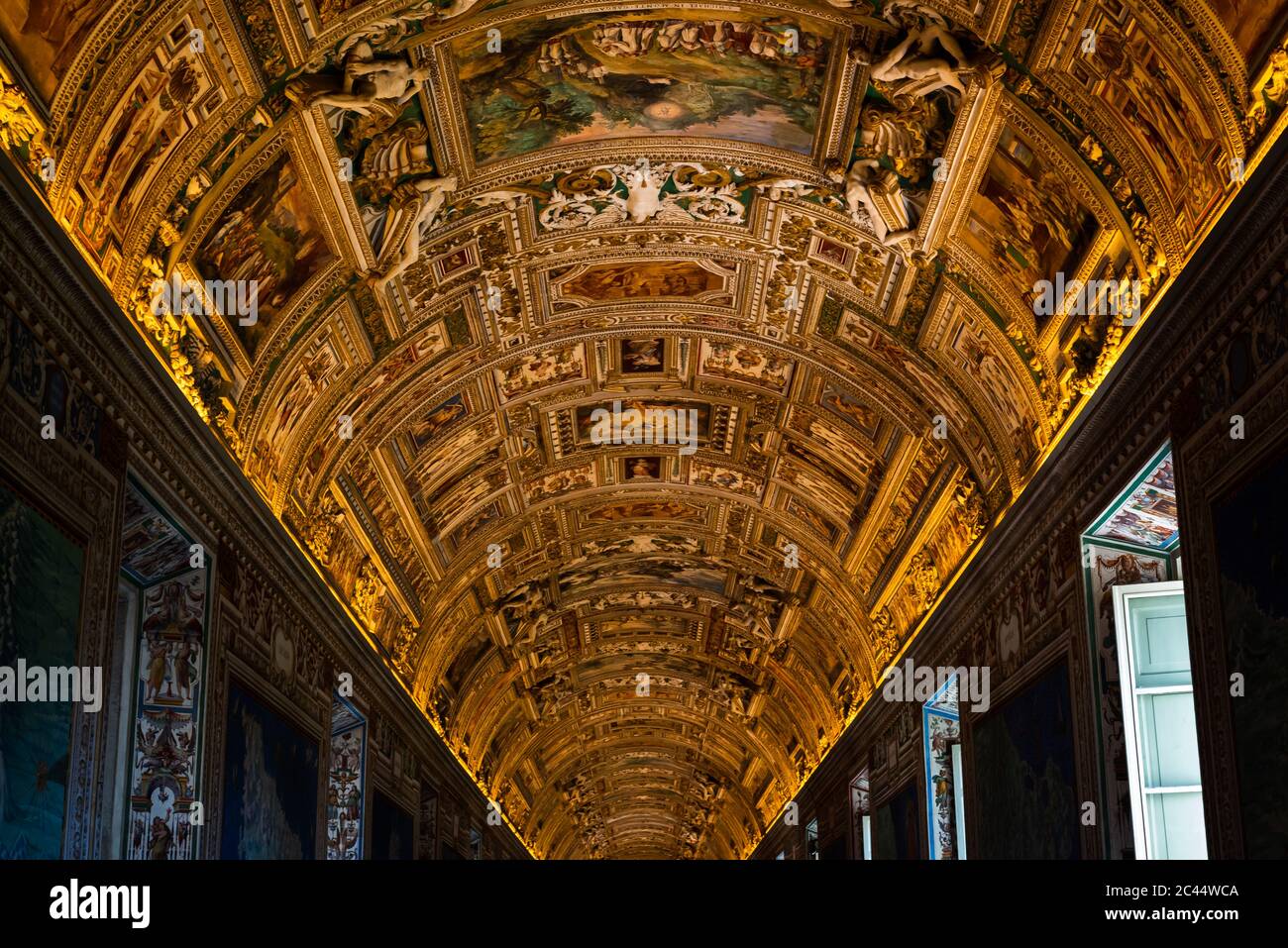 Golden ceiling hi-res stock photography and images - Alamy