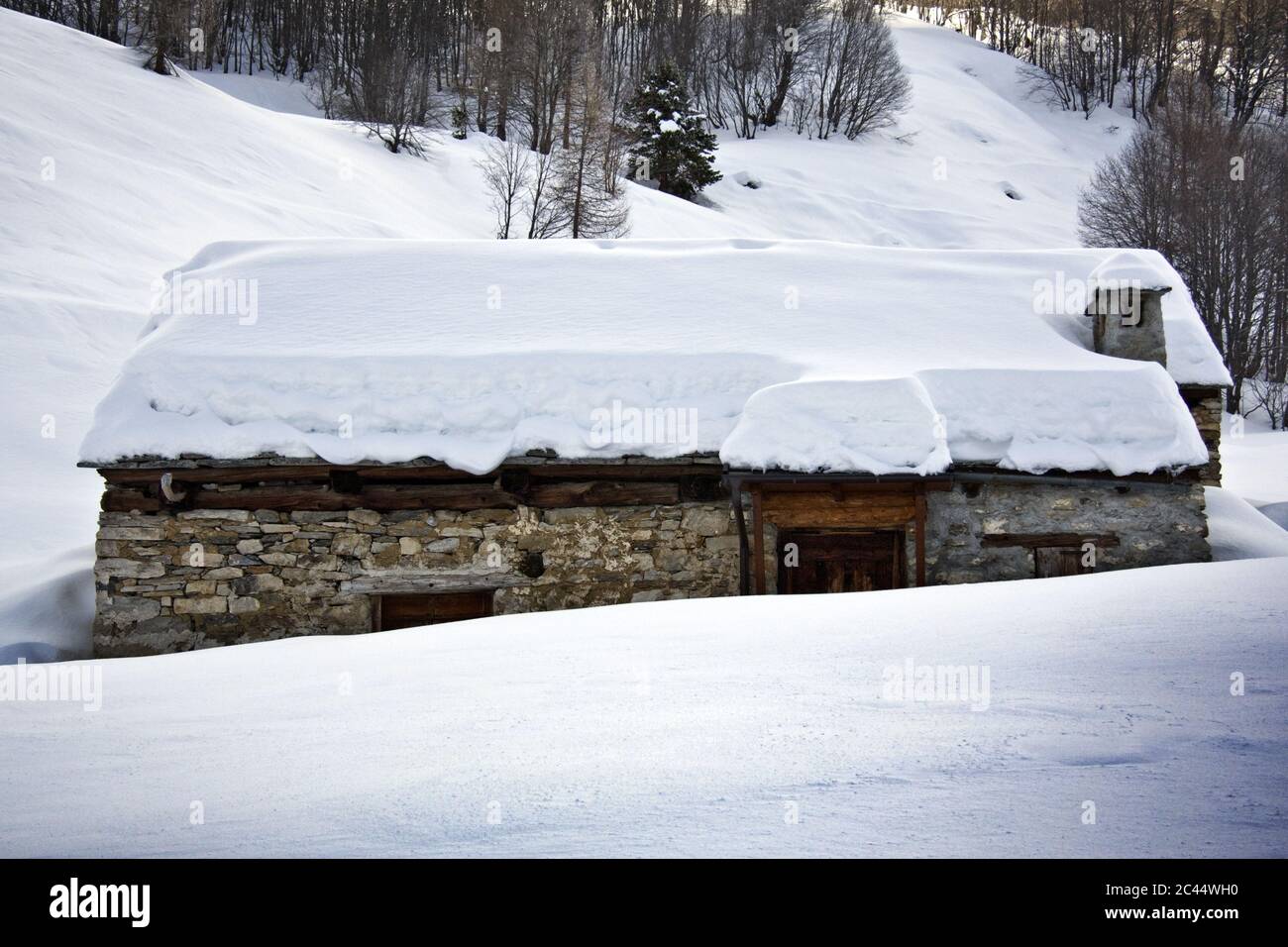 Mesmerizing shot of a small house covered with snow Stock Photo - Alamy
