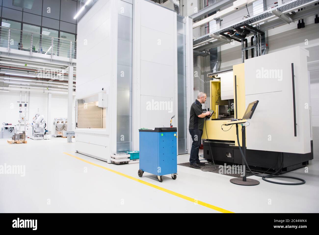 Operating a machine hi-res stock photography and images - Alamy