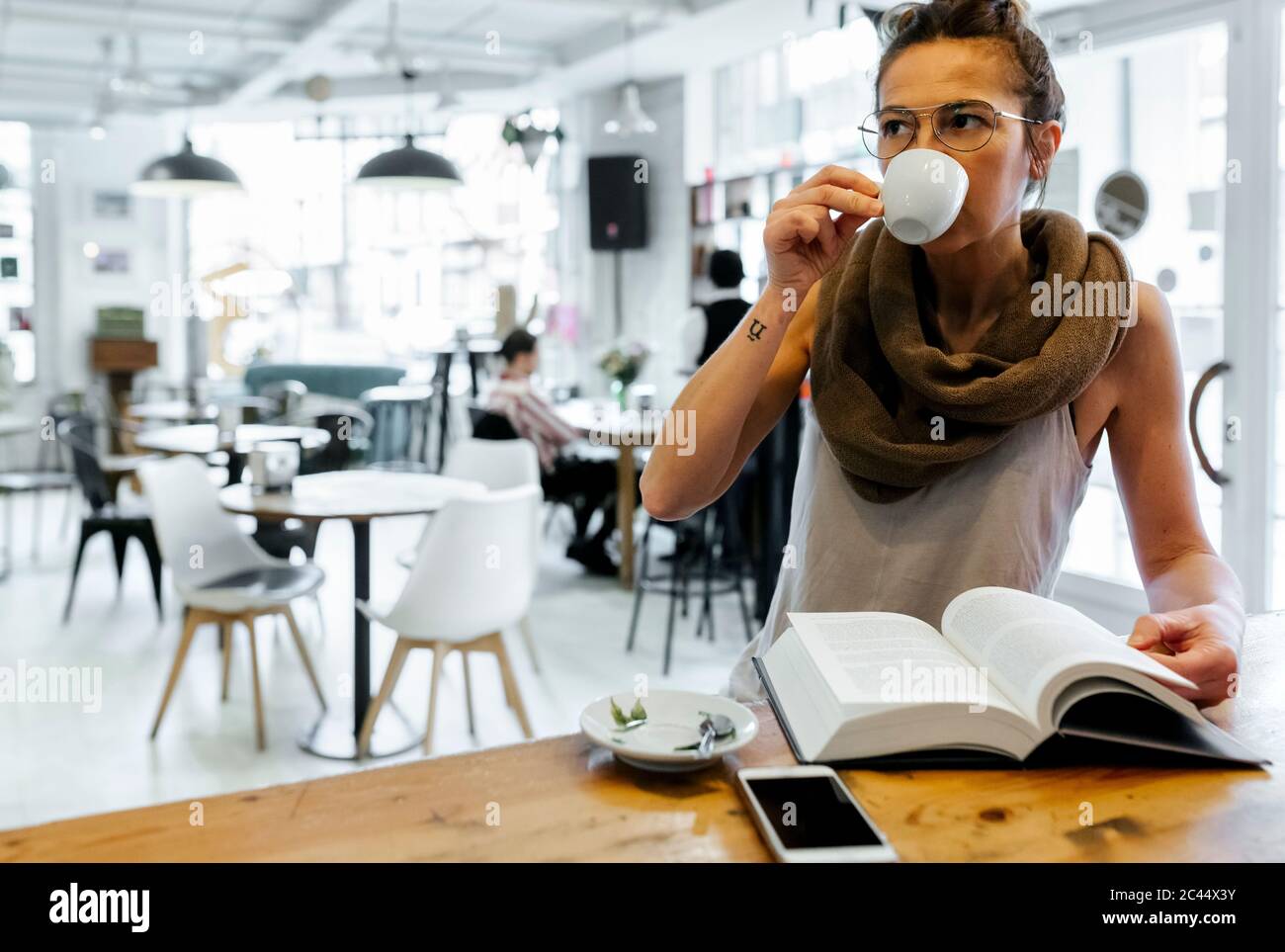 Mature woman coffee shop book hi-res stock photography and images - Alamy