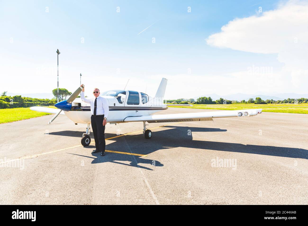 Pilot standing plane hi-res stock photography and images - Alamy