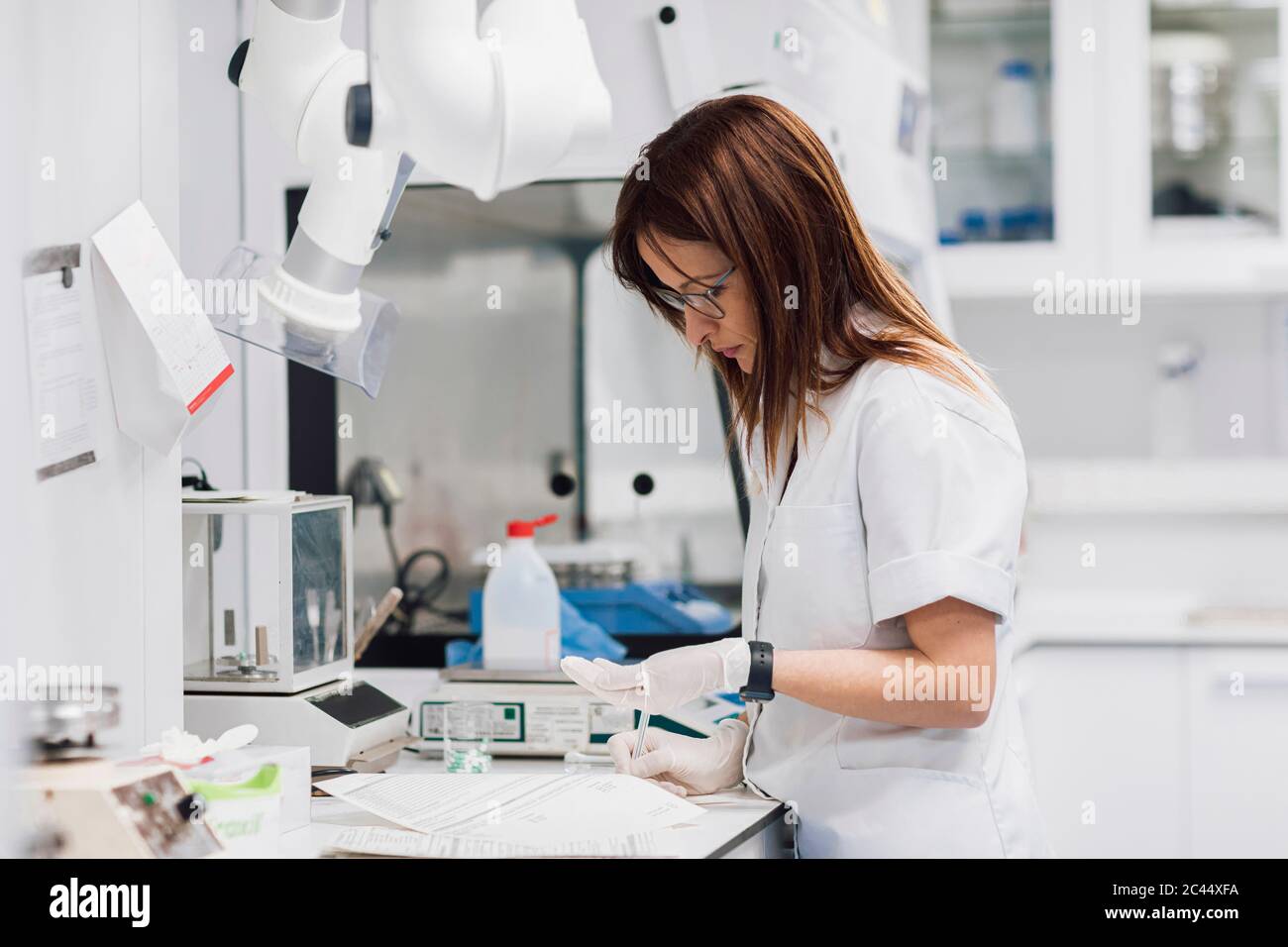 Pharmaceutical technician hi-res stock photography and images - Alamy