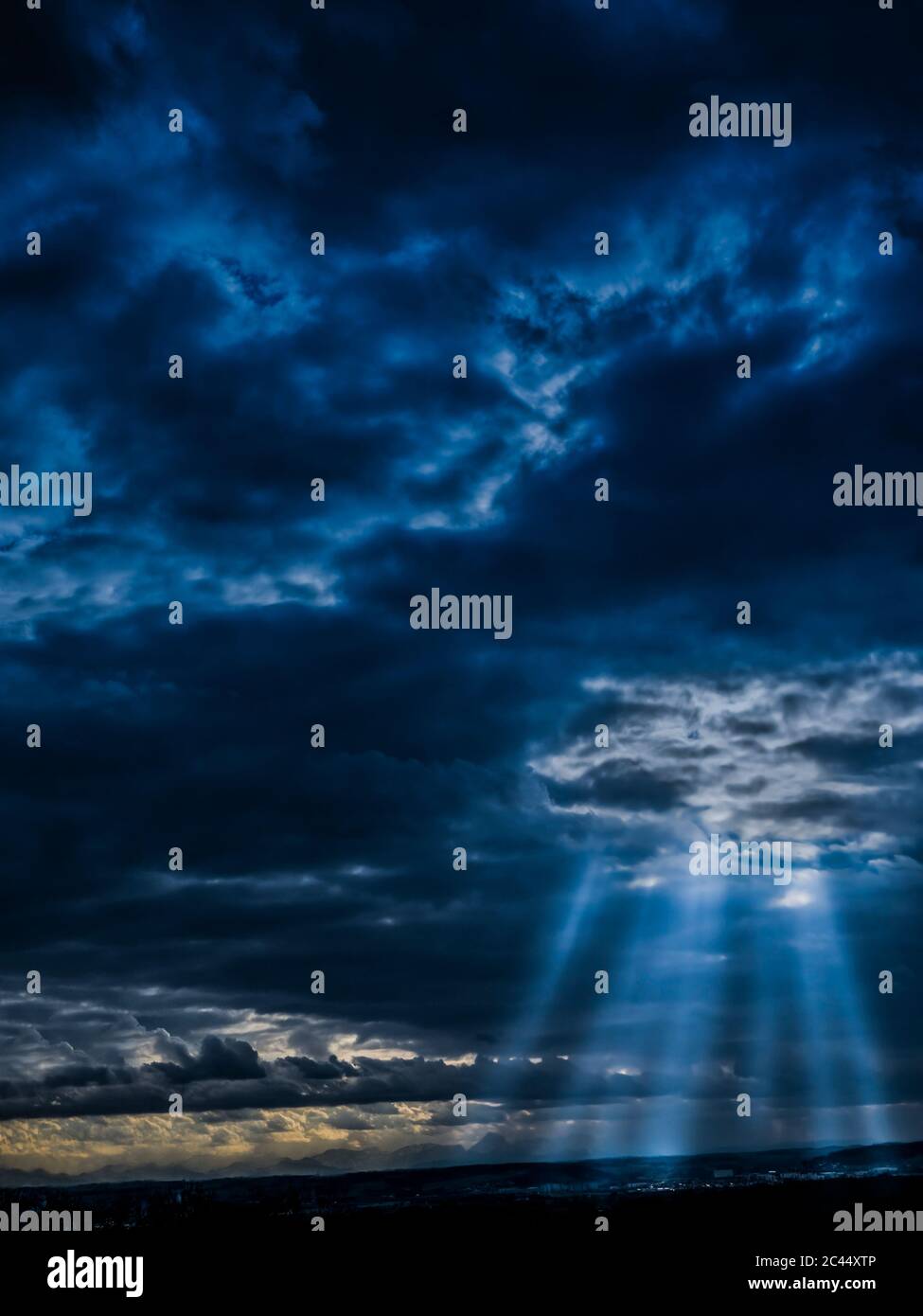 Sunlight piercing through clouds hi-res stock photography and images ...