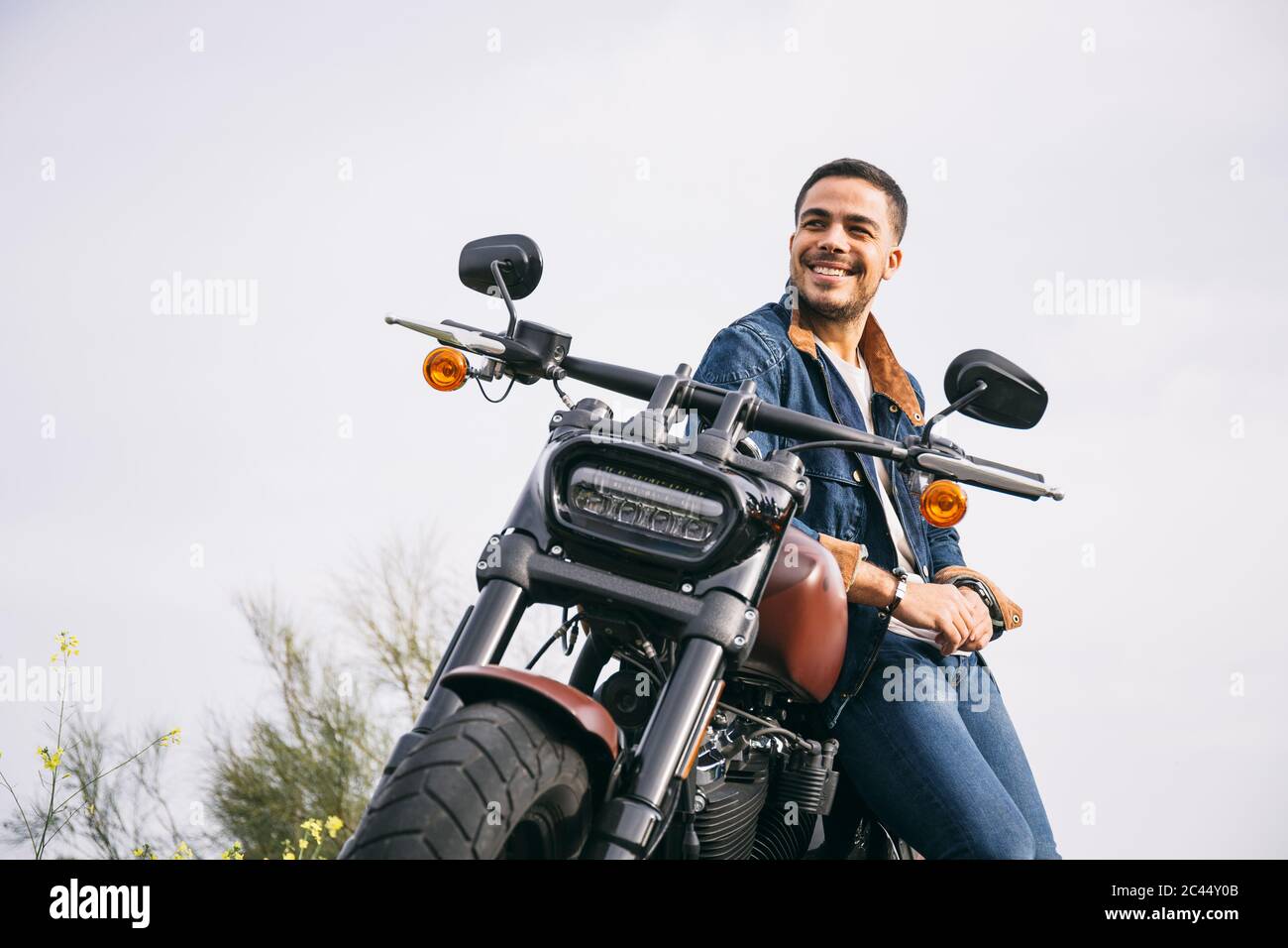 Man leaning on motorcycle hi-res stock photography and images - Alamy