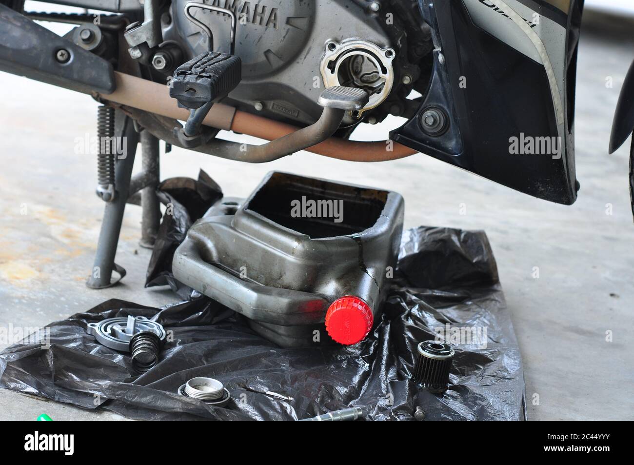 Motorcycle oil hi-res stock photography and images - Alamy