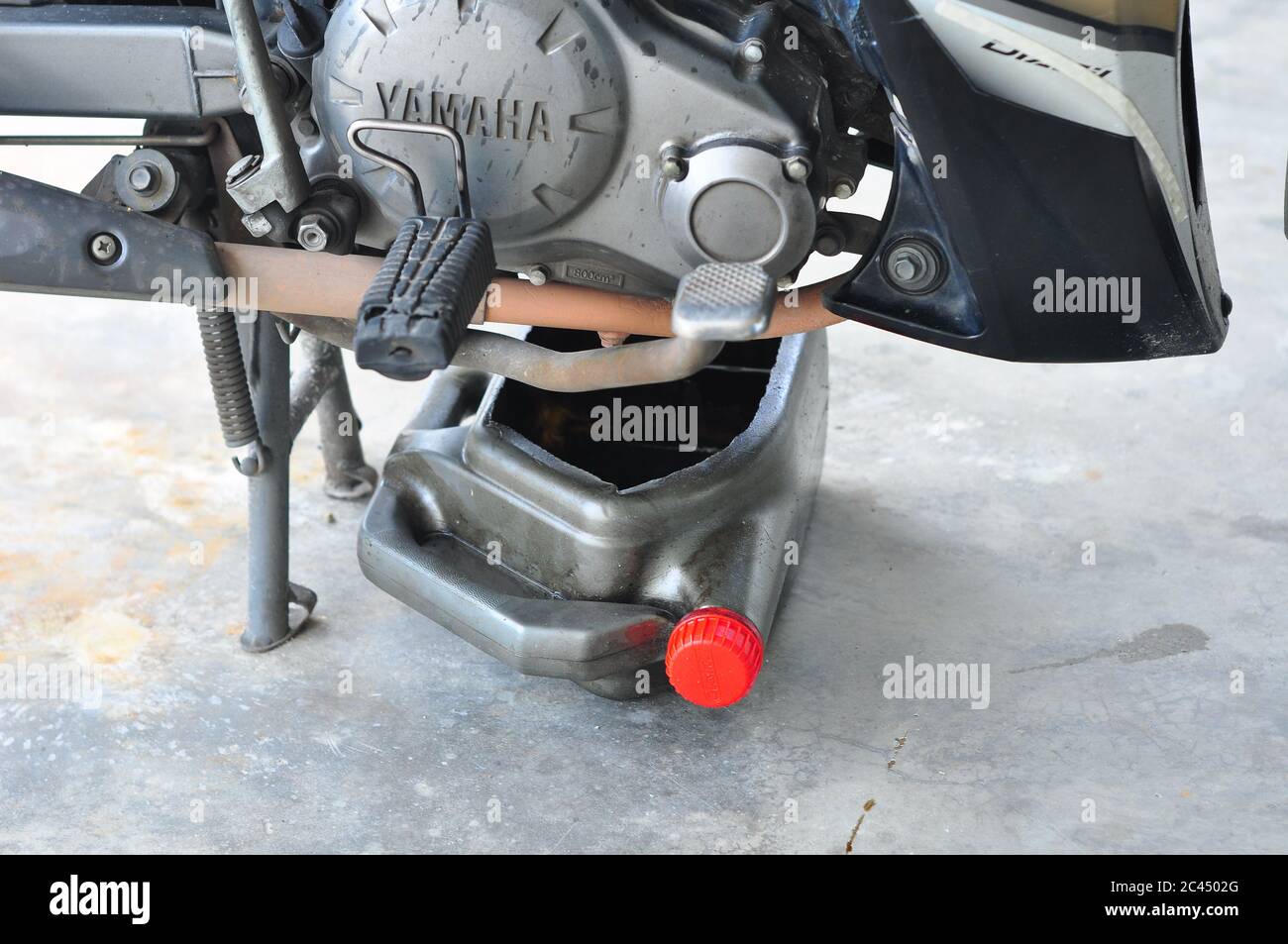 Motorcycle oil hi-res stock photography and images - Alamy