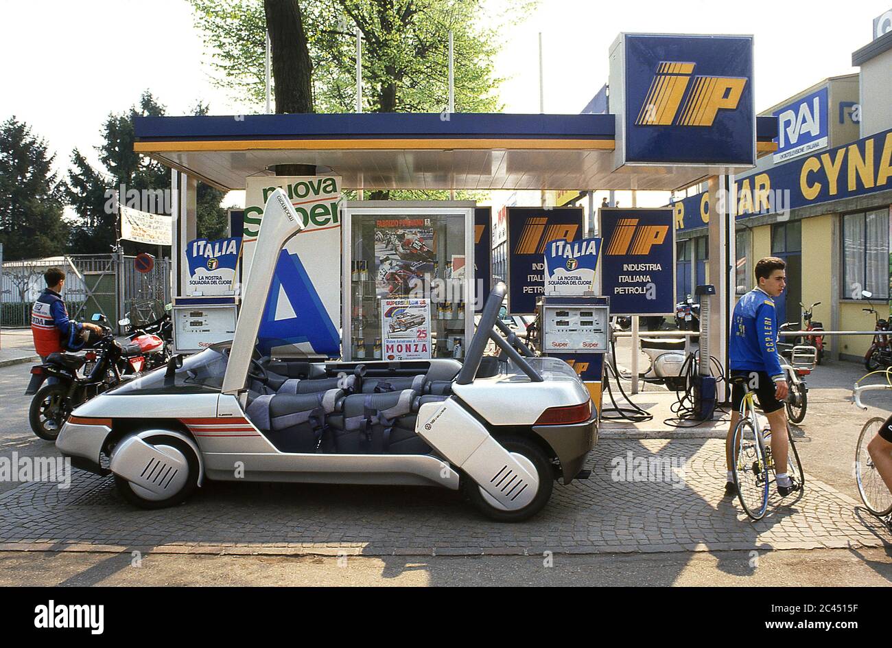 Fabrizio Giugiaro driving the Italdesign VW Machimoto to a race day at ...