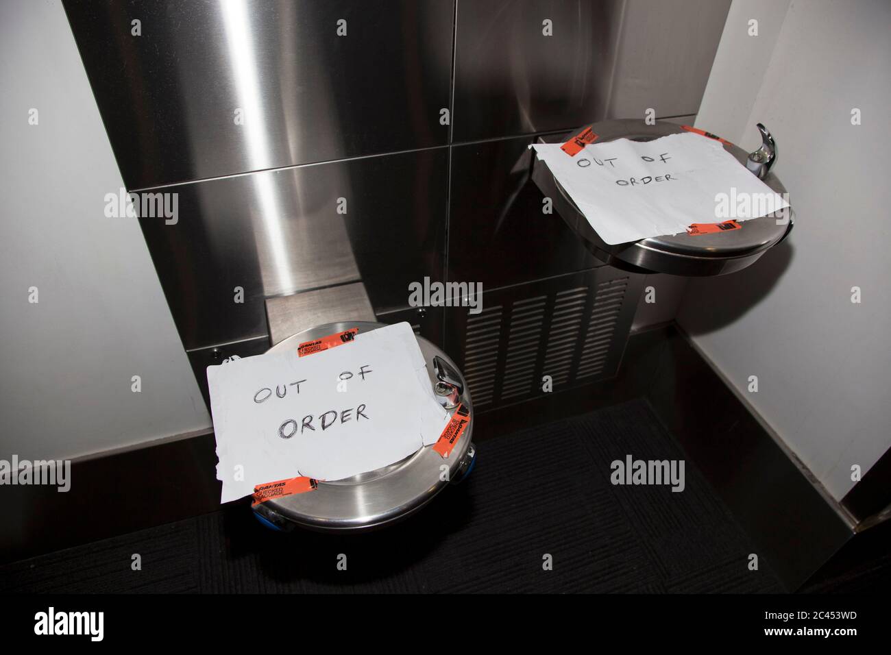 Broken toilet and sink Stock Photo - Alamy