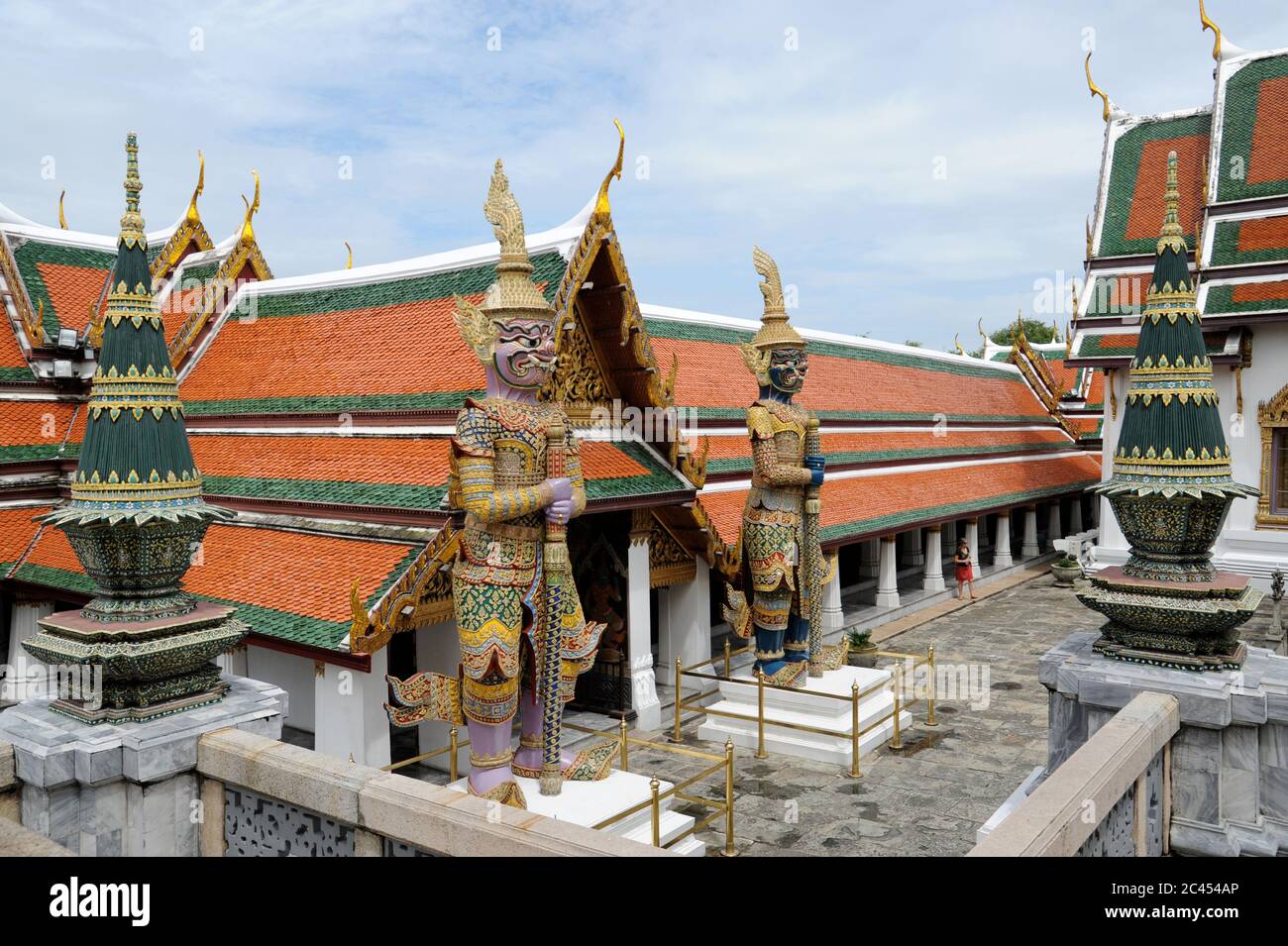 Statues in front old building hi-res stock photography and images - Alamy