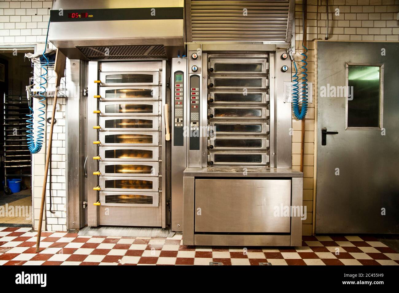 Oven in a bakery Stock Photo - Alamy