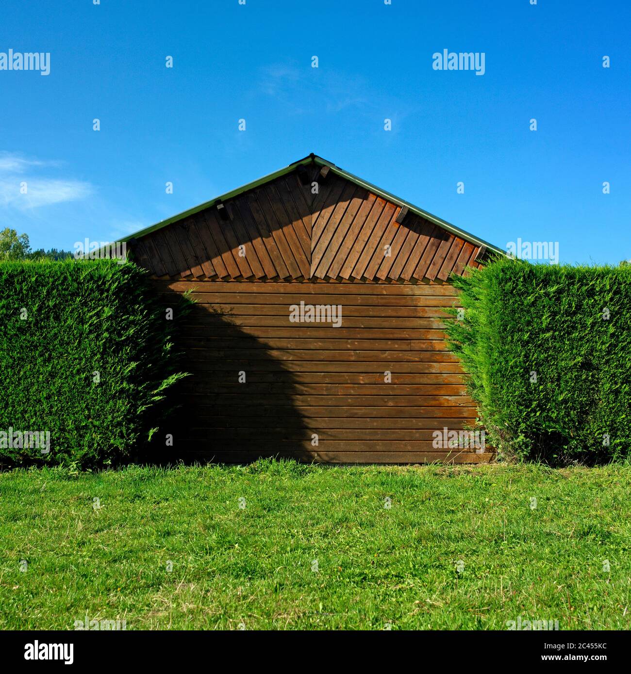 Garden log cabin hi-res stock photography and images - Alamy