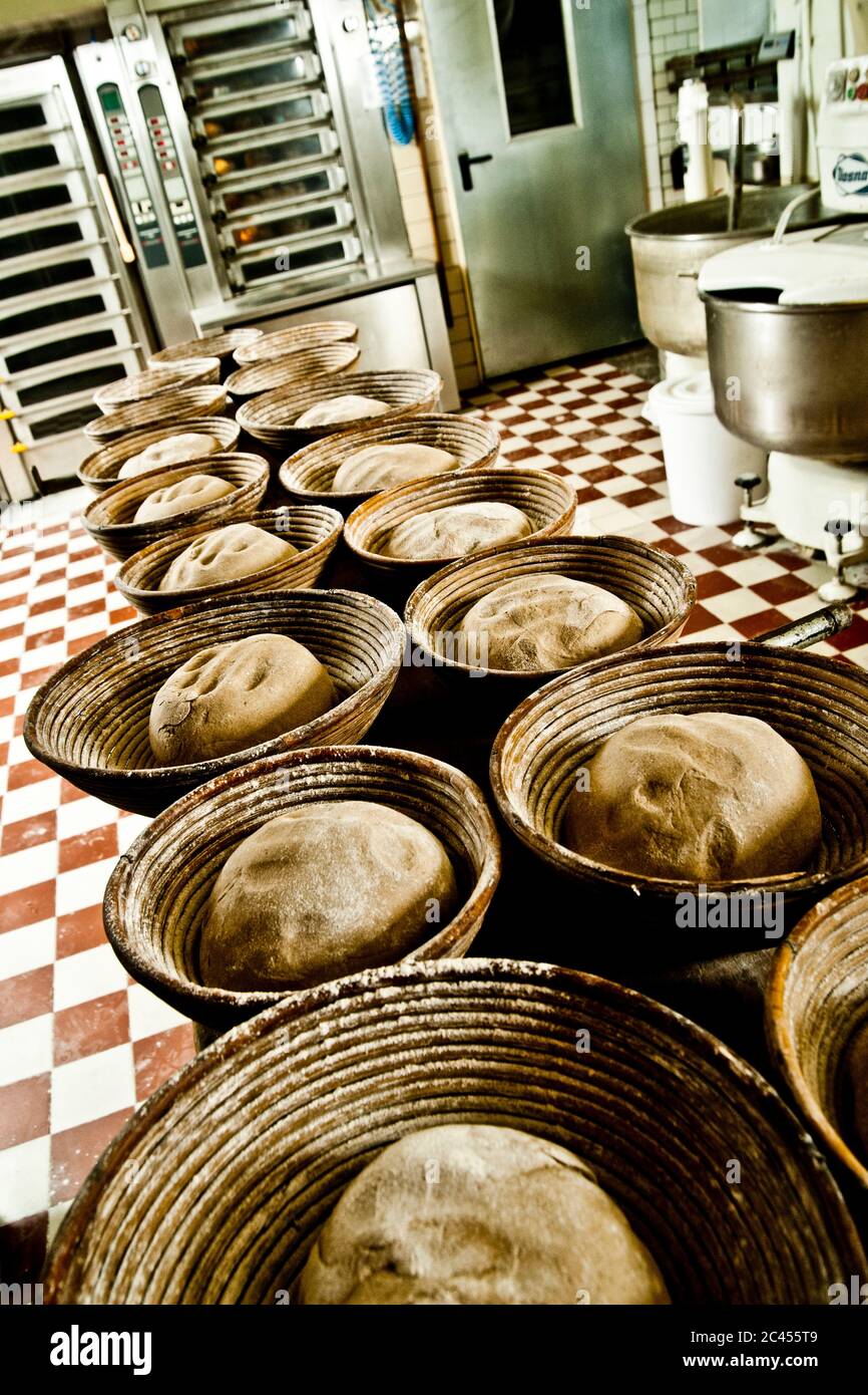 Bread in baskets in a bakery Stock Photo - Alamy