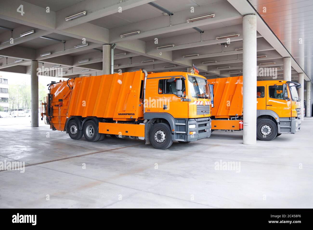 Garbage trucks hi-res stock photography and images - Alamy