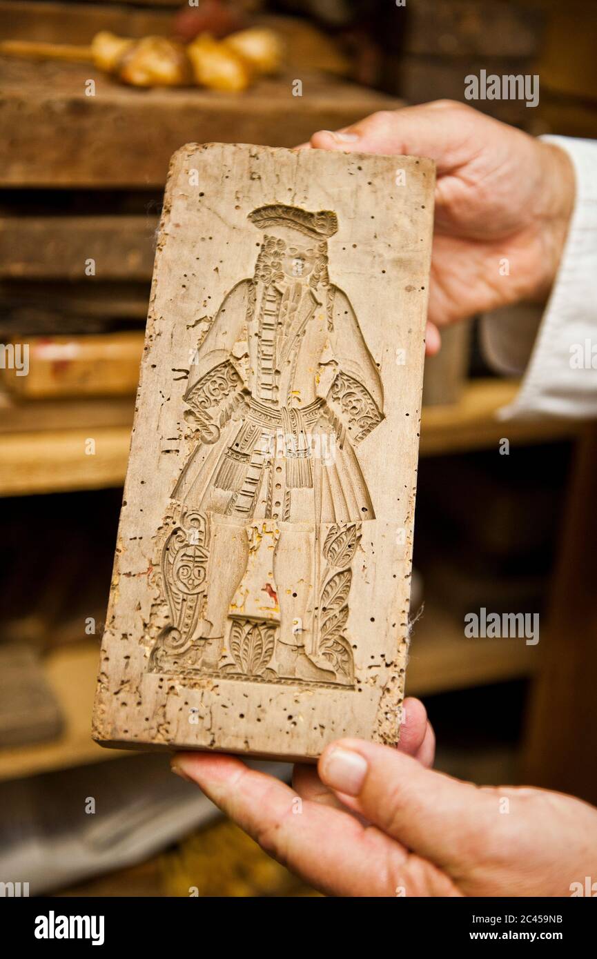 Cast of human figure hi-res stock photography and images - Alamy