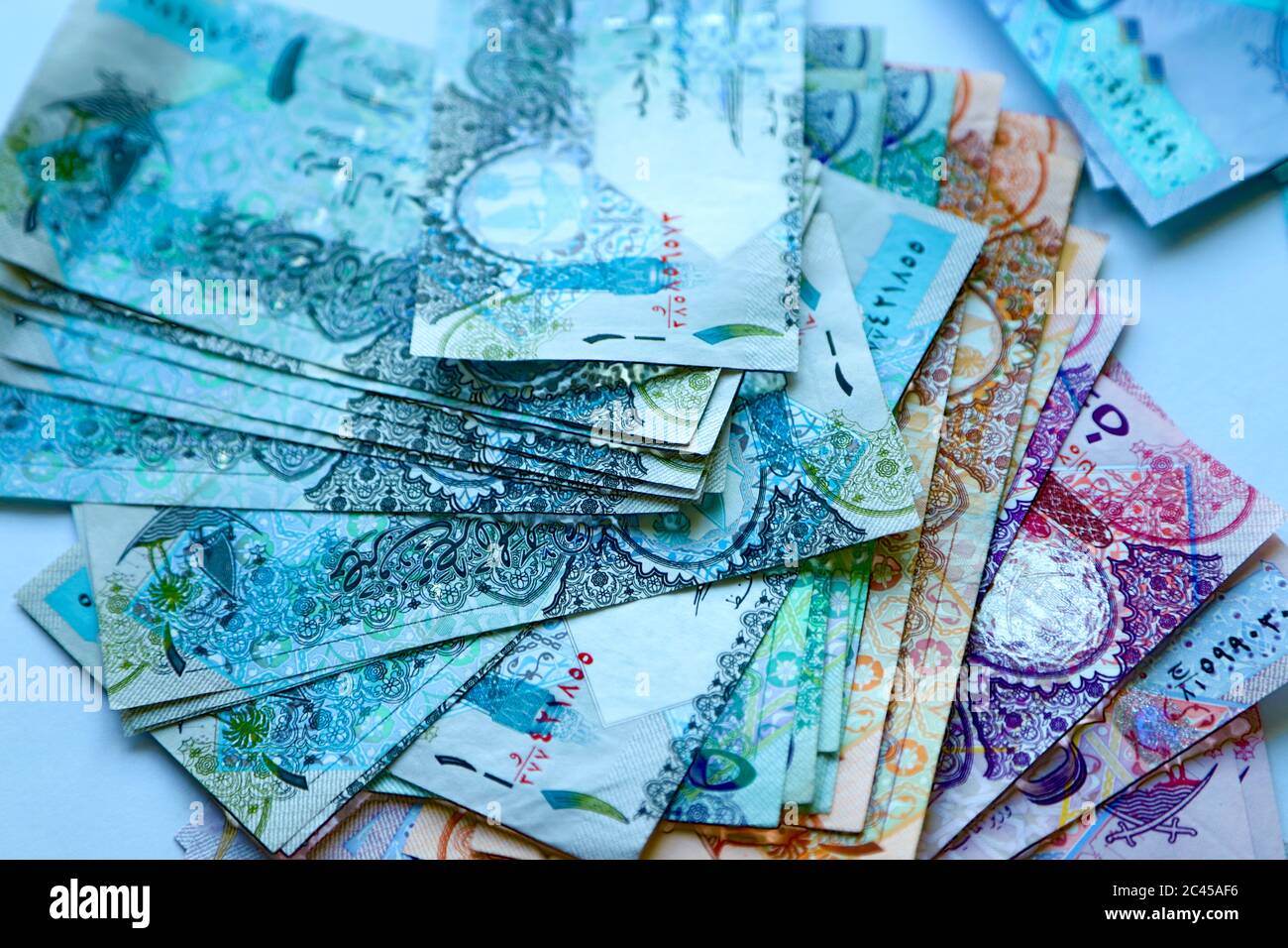 Qatar Currency Note and Coins , 500.100.50.10.5.1 Stock Photo - Alamy