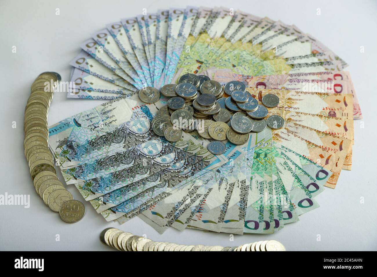 Qatar Currency Note and Coins , 500.100.50.10.5.1 Stock Photo - Alamy