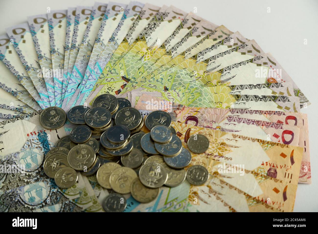 Qatar Currency Note and Coins , 500.100.50.10.5.1 Stock Photo - Alamy