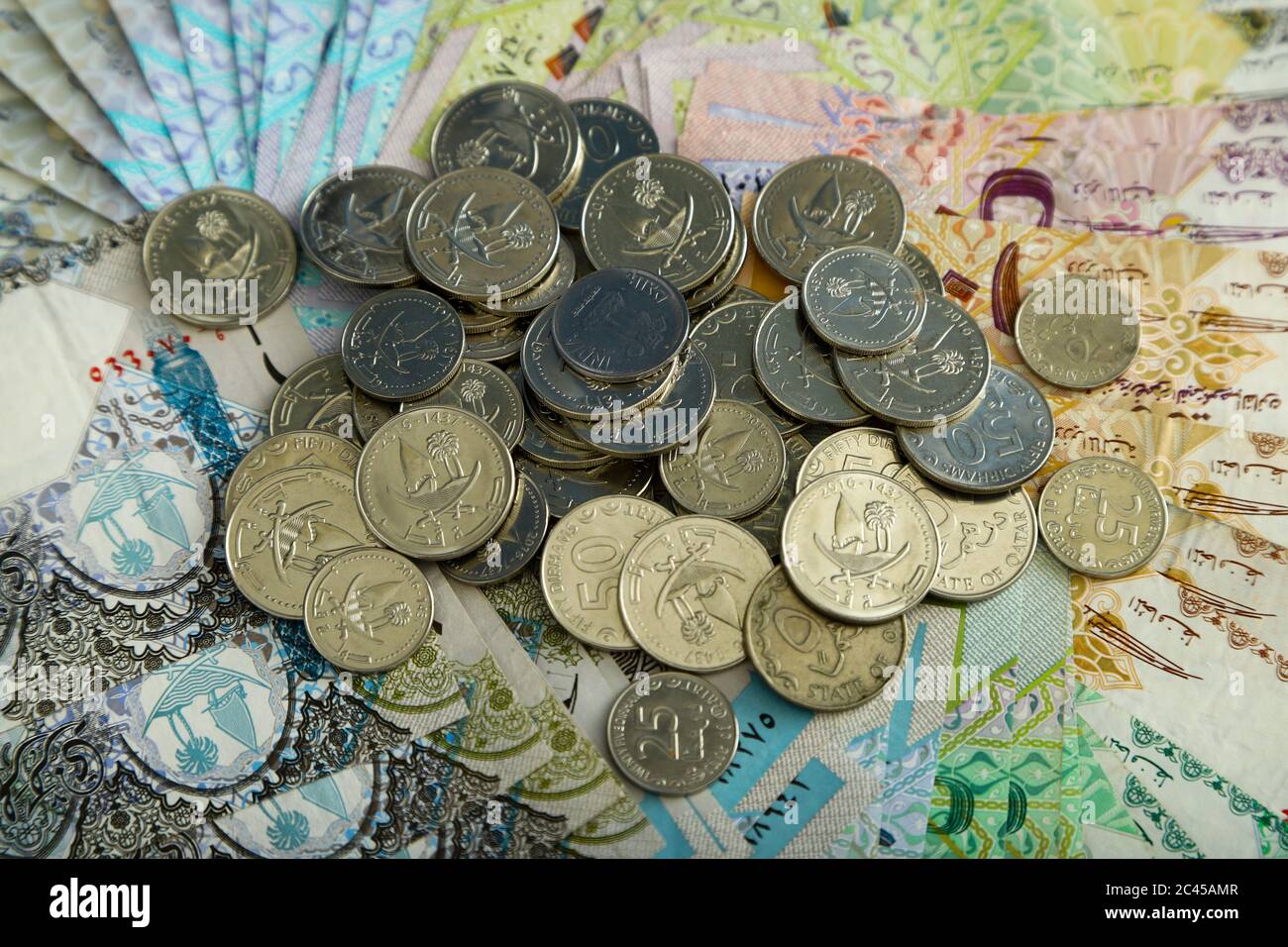 Qatar Currency Note and Coins , 500.100.50.10.5.1 Stock Photo - Alamy