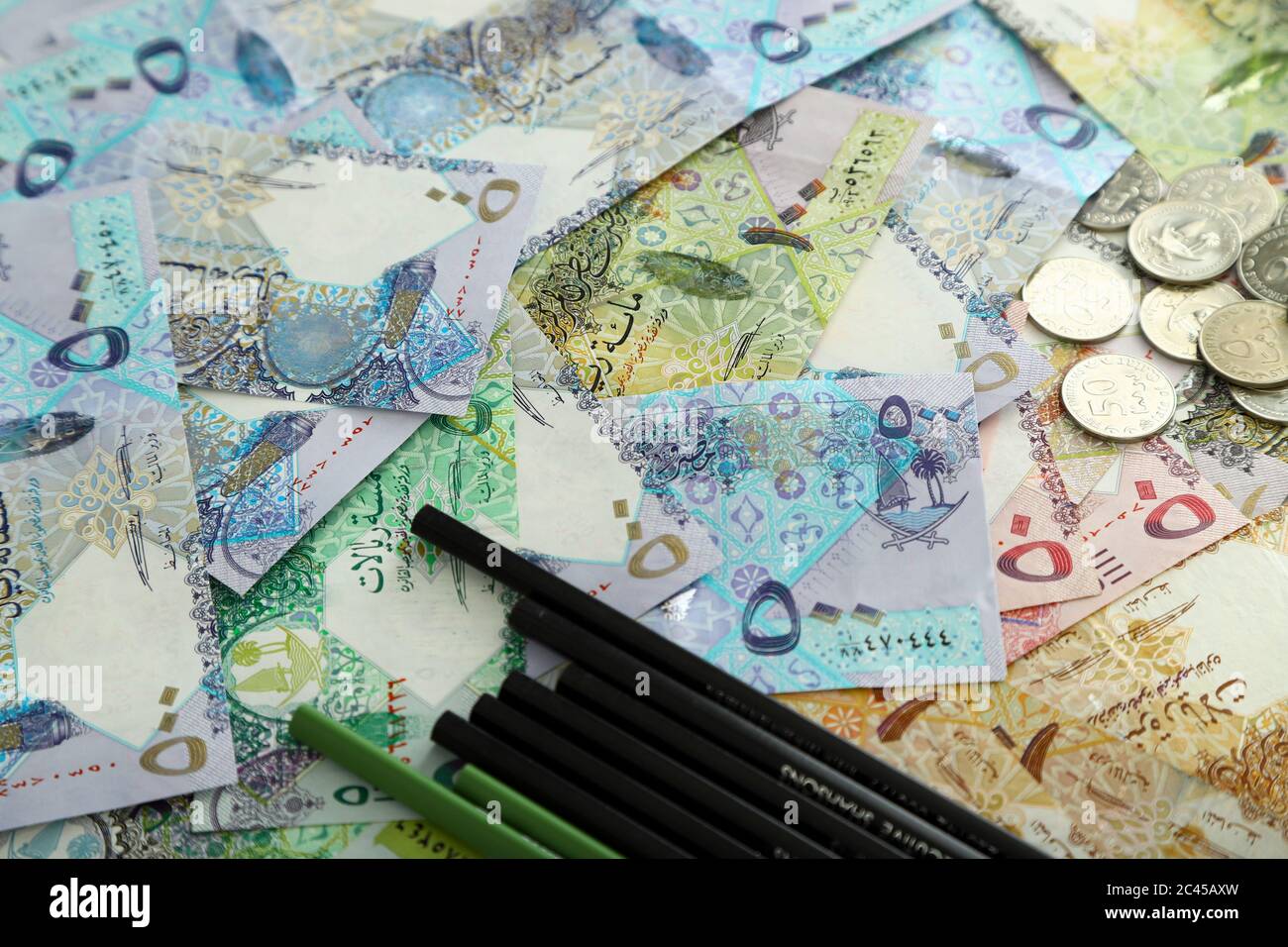Qatar Currency Note and Coins , 500.100.50.10.5.1 Stock Photo - Alamy