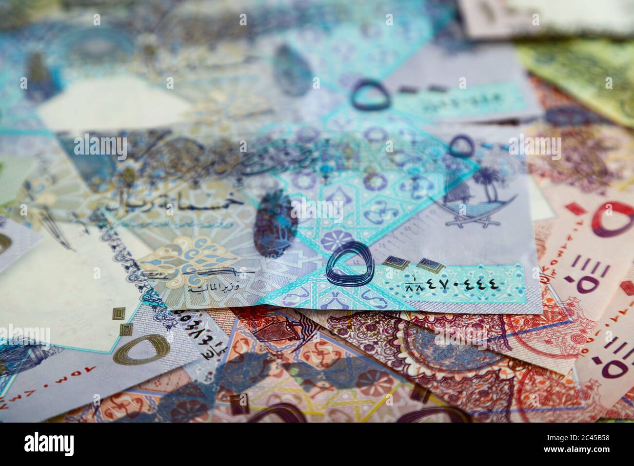 Qatar Currency Note and Coins , 500.100.50.10.5.1 Stock Photo - Alamy