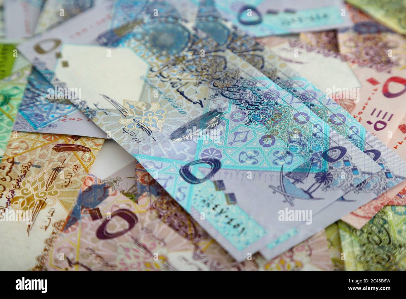 Qatar Currency Note and Coins , 500.100.50.10.5.1 Stock Photo - Alamy