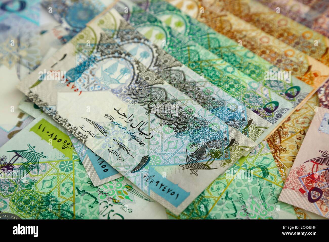 Qatar Currency Note and Coins , 500.100.50.10.5.1 Stock Photo - Alamy