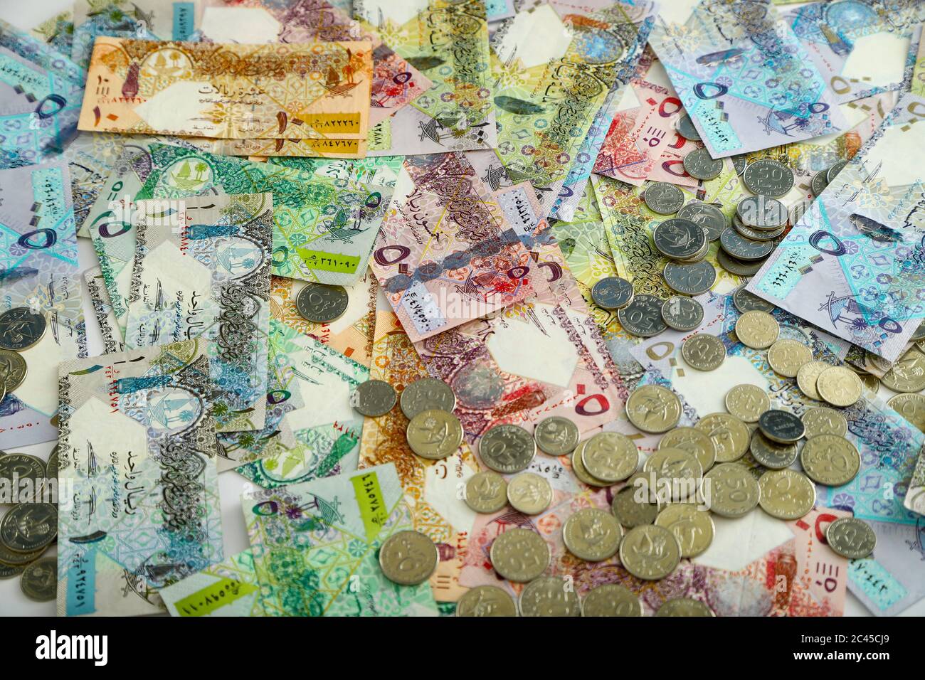 Qatar Currency Note and Coins , 500.100.50.10.5.1 Stock Photo - Alamy
