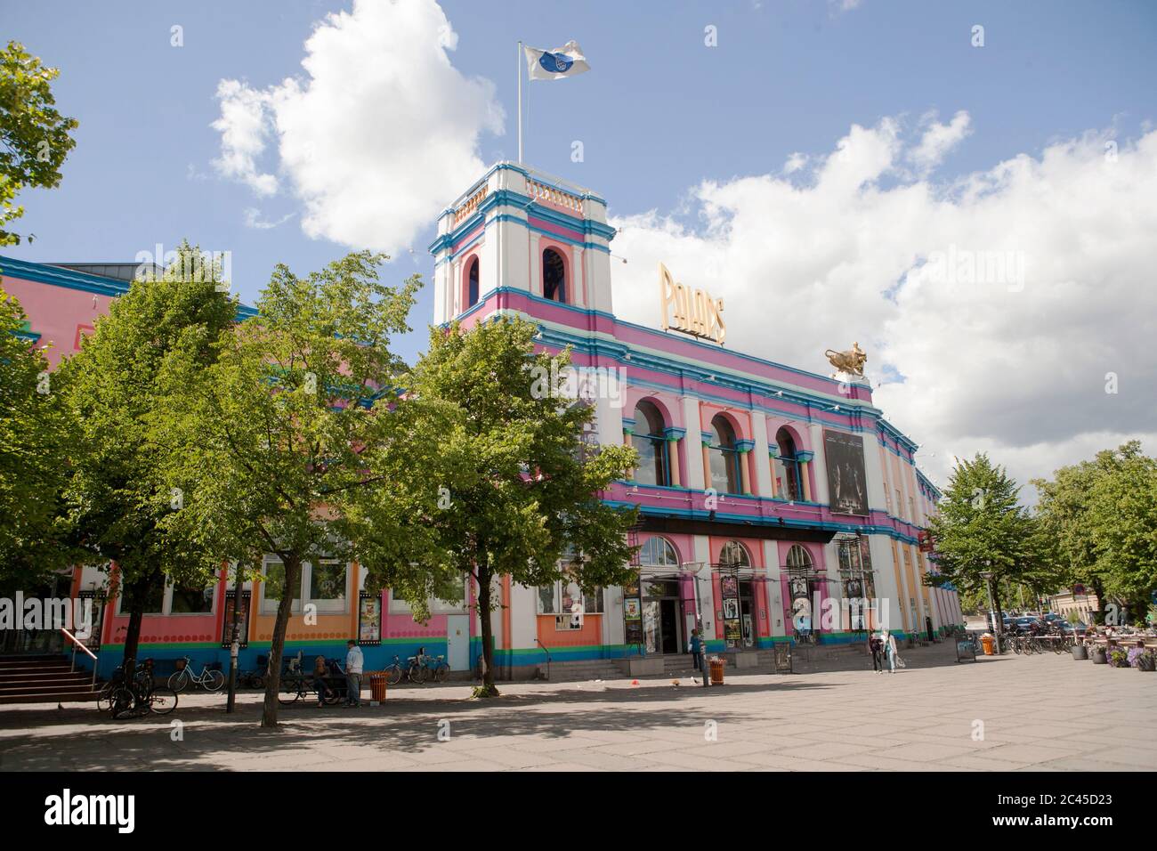 Buildings exterior trees hi-res stock photography and images - Alamy