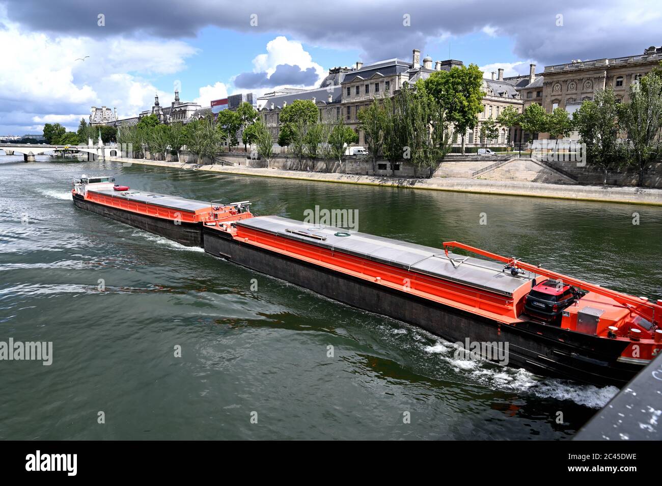 Fall in paris barge hi-res stock photography and images - Alamy
