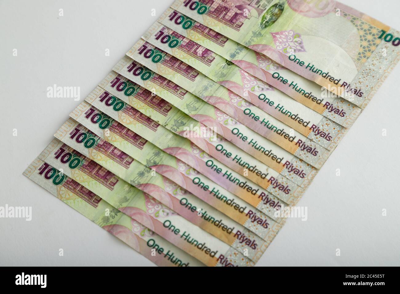 Qatar Currency Note and Coins , 500.100.50.10.5.1 Stock Photo - Alamy