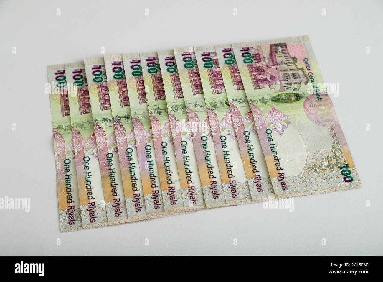 Qatar Currency Note and Coins , 500.100.50.10.5.1 Stock Photo - Alamy