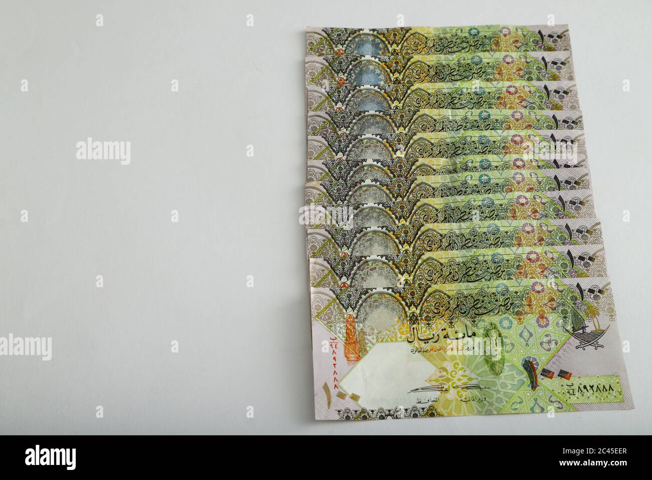 Qatar Currency Note and Coins , 500.100.50.10.5.1 Stock Photo - Alamy